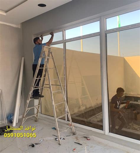 اذا كانت النافذة تفتح على حديقة داخلية او شلال او ماشابه فان النوافذ الكبيرة تكون جميلة ومناسبة