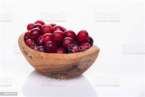 나무 그릇에 신선한 생 유기농 크랜베리가 흰색 배경에 딸기가 있습니다 텍스트 공간입니다 보울에 대한 스톡 사진 및 기타 이미지 보울 크랜베리 가을 Istock