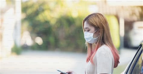 의료 마스크를 착용하고 야외에서 전화를 사용하는 아시아 여성 사진 Unsplash의 태국 이미지