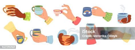 컵이있는 손 커피 컵을 들고 만화 손 뜨거운 음료와 찻잔 벡터 일러스트 레이 션 세트와 머그잔 쥠에 대한 스톡 벡터 아트 및 기타 이미지 Istock