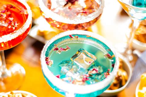 다양 한 알코올 시럽 및 리큐 어를 기반으로 하는 맛있고 다채로운 음료 바텐더의 작품의 독특한 효과 각얼음에 대한 스톡 사진 및 기타 이미지 Istock