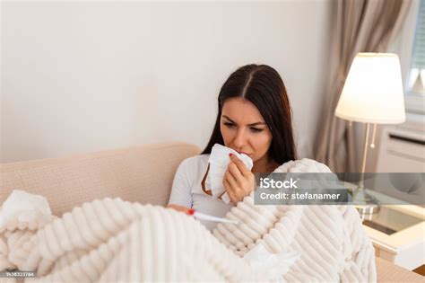 질병 계절 바이러스 문제 개념 온도계의 온도를 보고 소파에 누워 독감이 아픈 여자 아픈 여자는 고열와 침대에 누워 코로나 바이러스 25 29세에 대한 스톡 사진 및 기타