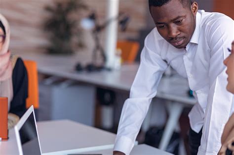 새 프로젝트에 사무실에서 일 하는 젊은 사업 사람들 시작 개념 팀 Staff Meeting에 대한 스톡 사진 및 기타 이미지 Staff Meeting 개념 개발