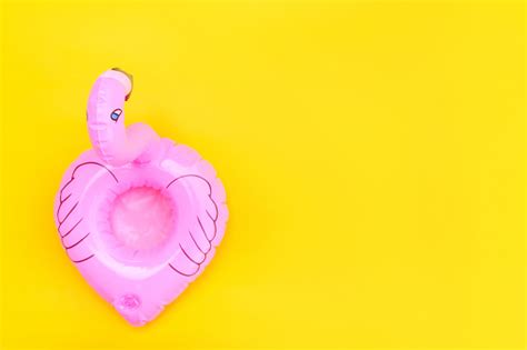 여름 해변 구성입니다 노란색 배경에 고립 된 분홍색 팽창식 플라밍고와 단순히 최소한의 디자인 수영장 플로트 파티 트렌디 한 유명 인사 패션 컨셉 플랫 레이 탑 뷰 복사 공간