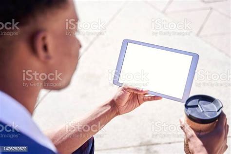 고립 된 스크린 태블릿을 손에 들고 아프리카 계 미국인 남성의 모형 디지털 태블릿 사용하기에 대한 스톡 사진 및 기타 이미지 디지털 태블릿 사용하기 공란 남성