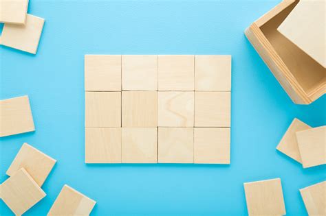 나무 퍼즐 사각형 조각 와 상자 통 통 밝은 파란색 테이블 배경 파스텔 색상 근접 촬영 완성 된 퍼즐 어린이 발달 게임 하향식 보기 0명에 대한 스톡 사진 및 기타 이미지