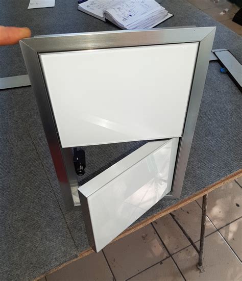 Ревизионна вратичка стандартен модел с бяло стъкло