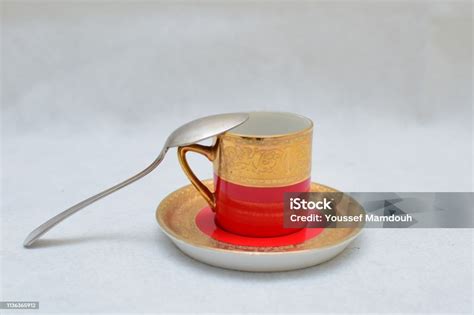 다채로운 전통적인 우아한 커피 컵의 모의 업 디자인 세트 컵의 접시와 숟가락에 차 컵 브랜드 정체성 및 회사 로고 디자인 음료수