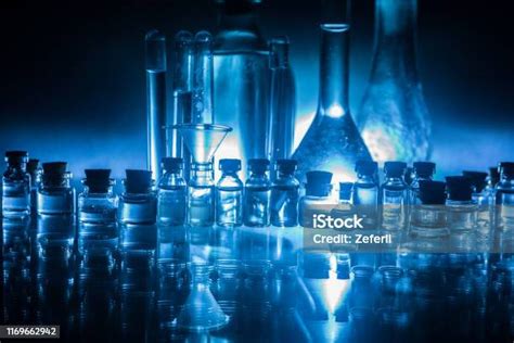 약국 및 화학 테마 연구 실험실에서 용액으로 유리 플라스크를 테스트하십시오 과학 및 의학 배경 어두운 색조 배경에 실험실 테스트 튜브 Stem 주제에 대한 스톡 사진 및