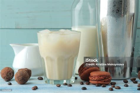 연한 파란색 배경에 유리컵에 우유와 얼음 조각이 있는 아이스 커피 상쾌한 음료 여름 음료 각얼음에 대한 스톡 사진 및 기타 이미지 Istock