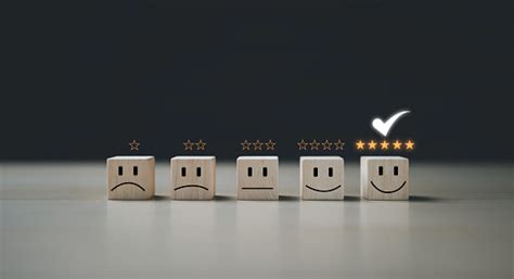 설문지 최고의 우수한 비즈니스 서비스 평가 고객 경험 나무 블록 큐브에서 웃는 얼굴을 선택합니다 만족도 조사 다섯 별 좋은 비교를하십시오 0명에 대한 스톡 사진 및 기타