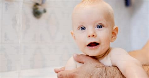 목욕하는 행복한 웃음 아기 욕조에 있는 어린 아이 화장실에서 웃는 아이 유아 씻기 및 목욕 어린 아이들을위한 위생 및 보살핌 사진 Unsplash의 세르비아 이미지