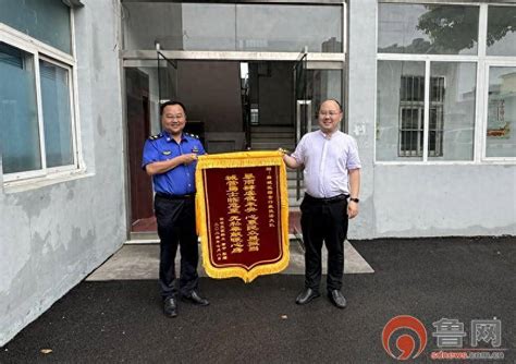 枣庄市薛城区：城管雨中伸援手 市民感恩送锦旗执法人员积水车主