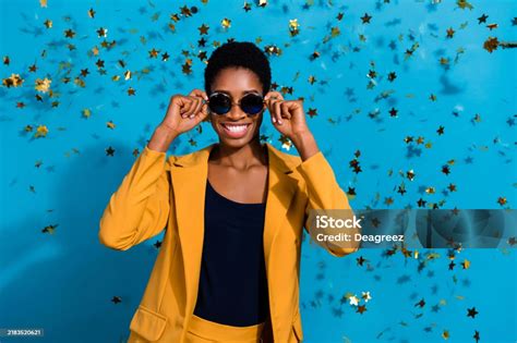 긍정적 인 쾌활한 사람의 손 터치 안경 푸른 색 배경에 고립 된 주말을 즐긴다 사진 18 19세에 대한 스톡 사진 및 기타 이미지 18 19세 검정 머리 기념일