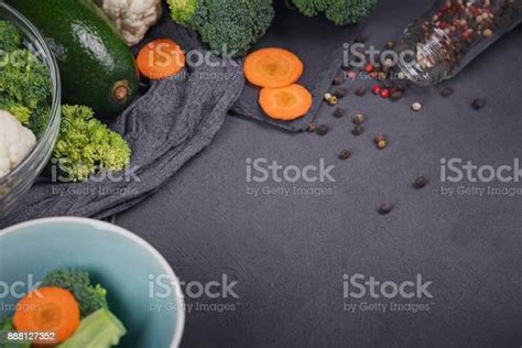 어두운 배경에서 신선한 유기 야채입니다 채식 음식 테이블 성분입니다 개념에 대한 스톡 사진 및 기타 이미지 개념 건강한