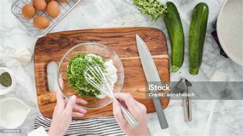 허브 사워 크림을 만들기 위해 신선한 허브와 사워 크림을 혼합합니다 건강한 식생활에 대한 스톡 사진 및 기타 이미지 건강한 식생활 긴 도마 요리 도구 Istock