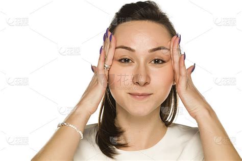 一位妇女紧绷着脸