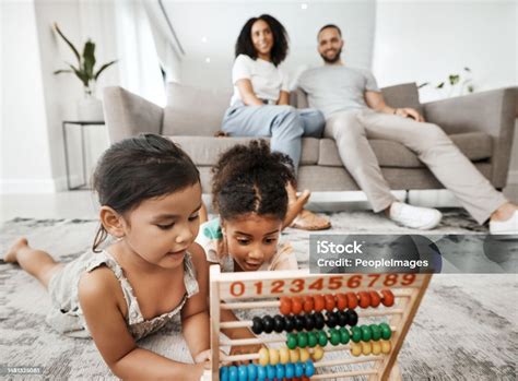 가족 집 어린이 및 바닥에는 수학 학습 개발 및 형제 자매 팀워크를 위한 주판이 있습니다 엄마 아빠 소파가 있는 어린이 카펫 교육 장난감 미소 자부심 행복 2 3 살에 대한