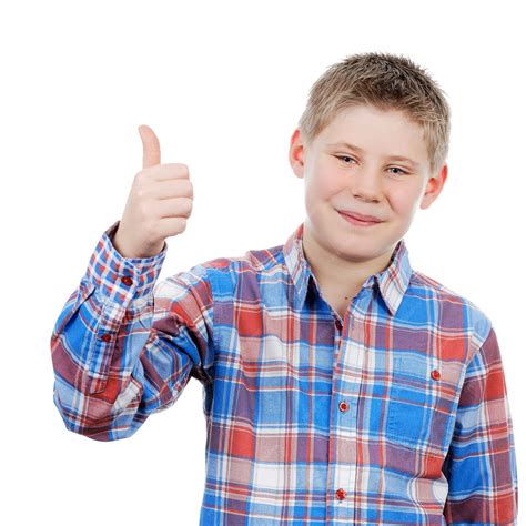 Маленький мальчик с большим пальцем вверх изолирован на белом пространстве Бесплатно Фото