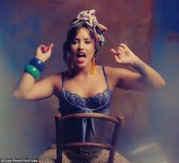 Demi Lovato Sizzles And Sings In Spanish With Luis Fonsi Daily Mail Online