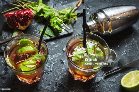 상큼한 모 히 토 칵테일 가닛 민트와 라임 음료를 꺼내 들고 흔드는 어두운 회색 돌 테이블에 0명에 대한 스톡 사진 및 기타 이미지 Istock