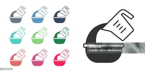 검은색 계량컵이 그릇에 액체를 붓고 있는 아이콘은 흰색 배경에 분리되어 있다 손잡이가 있는 플라스틱 눈금 비커 아이콘을 화려하게 설정합니다 벡터 가정 생활에 대한 스톡 벡터