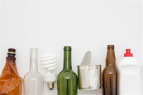 재활용 폐기물 자원입니다 깨끗 한 유리 종이 플라스틱 및 금속 백색 배경에 텍스트 Copyspace입니다 재활용 재사용 쓰레기 처리 자원 환경 및 생태 개념 생물학에 대한