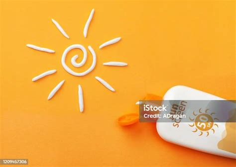 주황색 배경에 자외선 차단제 태양 보호 및 흰색 태양 모양 크림의 플라스틱 병 햇볕 차단 로션에 대한 스톡 사진 및 기타 이미지 햇볕 차단 로션 태양 하늘 보호