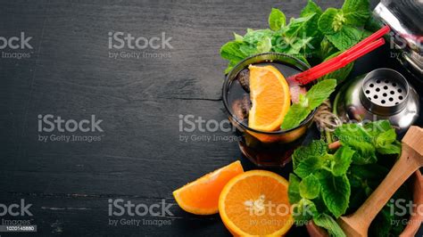 오렌지와 민트 알콜 칵테일입니다 Negroni 롱 아일랜드 럼 콜라 에 검은 나무 배경 텍스트에 대 한 여유 공간입니다 고명에 대한 스톡 사진 및 기타 이미지 Istock