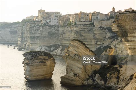 석회암 절벽 위에 세워진 보니파시오의 아름다운 마을을 비추는 아름다운 일몰 보니파시오는 프랑스 코르시카 섬의 남쪽 끝에 있는 공동체입니다 건축에 대한 스톡 사진 및 기타