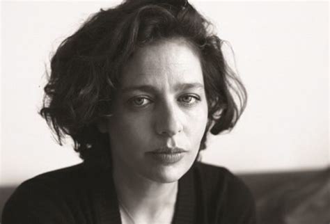 שירה גפן טוענת הטקסט שלי במופע המחווה לאבי צונזר מעריב