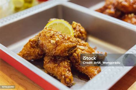 마늘 소스를 곁들인 골든 크런치 한식 프라이드 치킨 Mx와 얇게 썬 레몬 절인 레몬 소주 한국에서는 프라이드 치킨이 식사 전채로 소비됩니다 닭 날개에 대한 스톡 사진 및
