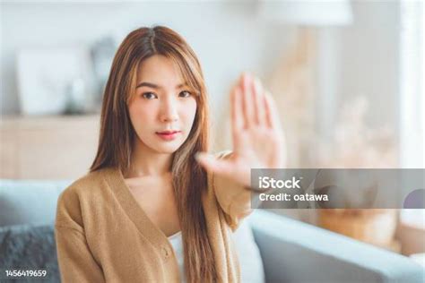 젊은 아시아 아름 다운 여자는 다양한 폭력에 반대 제스처에 손을 뻗는다 얼굴에 부정적이고 심각한 제스처로 경고 표현 거절에 대한 스톡 사진 및 기타 이미지 Istock