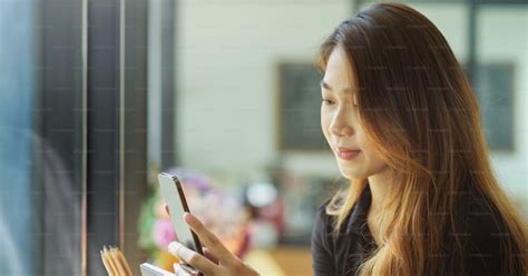 밀레니엄 아름 다운 여성 검색 옷 온라인 상점 스마트폰을 통해 주말에 커피숍에서 태블릿 나무 테이블에 태블릿 사진 Unsplash의 태국 이미지