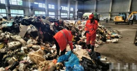 스마트워치 찾으려 8톤 쓰레기 뒤진 중국 청소노동자당국은 친절 서비스 홍보