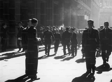 1938년경 런던 금융 지구의 스로그모턴 스트리트를 따라 걷는 도시 노동자들 사진 샬로너 우즈게티 이미지 사진 Unsplash의 흑백 이미지