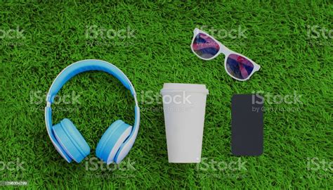 블루 무선 헤드폰 스마트폰 커피 컵 녹색 잔디 배경선글라스 상단 보기 닫기 개념에 대한 스톡 사진 및 기타 이미지 개념 개인 장식품 개체 그룹 Istock