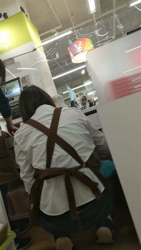 円ショップSeriaの女店員がしゃがんだ瞬間を狙った腰パンチラ盗撮 おなネタエログ速報