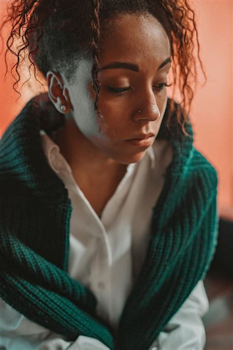 실내 가을의 느낌 감정 이입 감정적인 개성 개인 스타일 개인적 성장 곱슬머리 귀걸이 깊은 생각 내성적 인 녹색 스웨터 눈을 내리깔다 따뜻한 음색