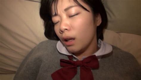 〇成年五四四変態巨根男とパイパン制服少女 アダルト動画 ソクミル