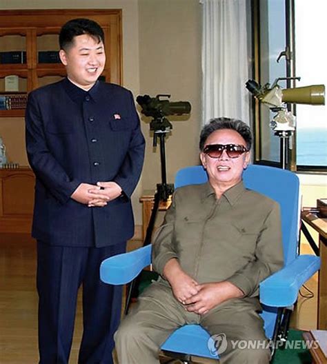 北 후계자 시절의 홀쭉한 김정은 공개 북한 김정일 국방위원회 위원장이 아들 김정은 국방위 제1위원장과 함께 현지지도를