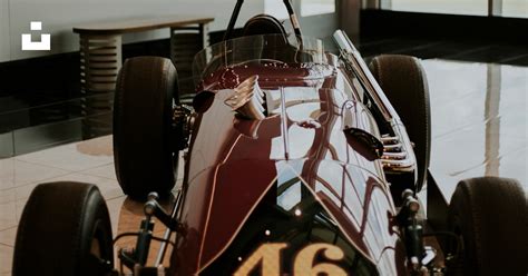 방 안의 경주용 자동차 사진 Unsplash의 무료 회색 이미지