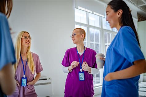 젊은 의료 전문가들이 교대 근무 중에 현대적인 병원 환경에서 협업하고 아이디어를 공유합니다 간호사에 대한 스톡 사진 및 기타 이미지 Istock