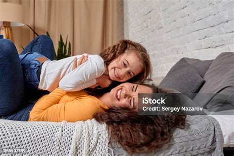 젊은 어머니와 딸의 사랑 그들은 집에서 침대에 누워 재미를 2명에 대한 스톡 사진 및 기타 이미지 2명 가정의 방 가족 Istock