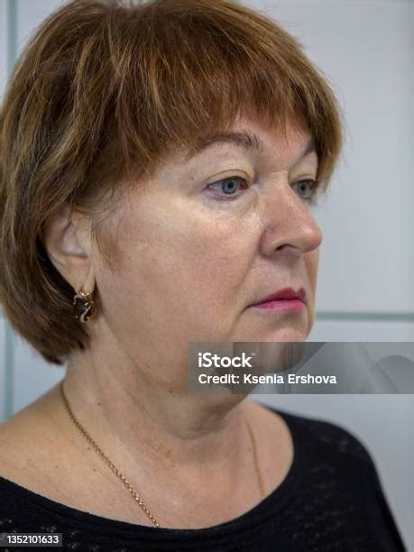 금발의 짧은 머리를 가진 성인 백인 여성 흰색 타일의 배경에 대한 선반 재킷 절차 전에 미용사에서 리셉션에서 모던 양식에 대한 스톡 사진 및 기타 이미지 Istock