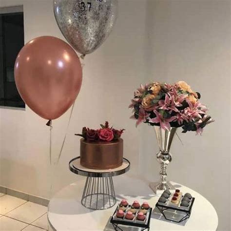 تزیین تولد ساده و شیک با بادکنک تزیین خانه برای جشن تولد