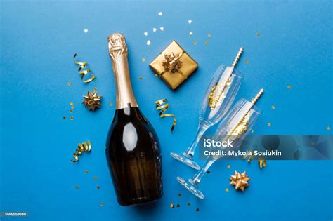 컬러 반짝이 색종이와 선물 상자 공간이있는 샴페인 병으로 컬러 풀 배경 상단 보기에 텍스트를 제공합니다 재미있는 크리스마스와 생일 축하 개념에 대한 스톡 사진 및 기타