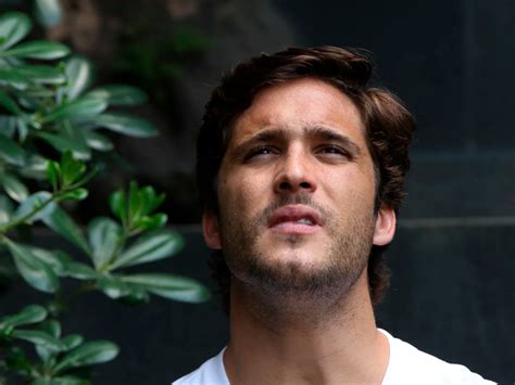 Diego Boneta Sigue Otra Vez Los Pasos De Luis Miguel Y Ahora Es La Imagen De Una Aplicación De
