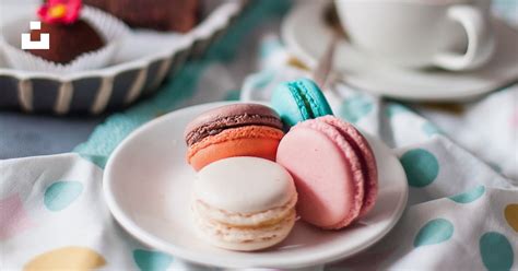 흰색 세라믹 컵 옆에 흰색 세라믹 접시에 컵케이크 사진 Unsplash의 무료 음식 이미지