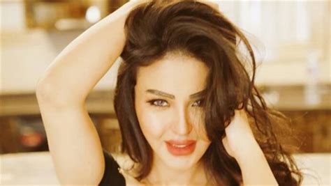 شيما الحاج تتألق بفستان أسود في جلسة تصوير جديدة